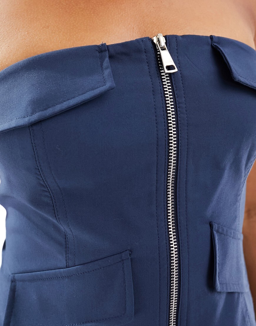 Bershka - Top a fascia sartoriale blu intenso con zip sul davanti ...