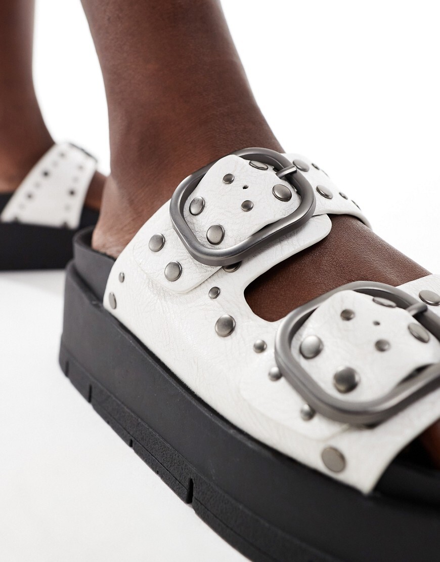 Bershka - Sandali bianchi con fibbie, borchie e suola flatform-Bianco ...
